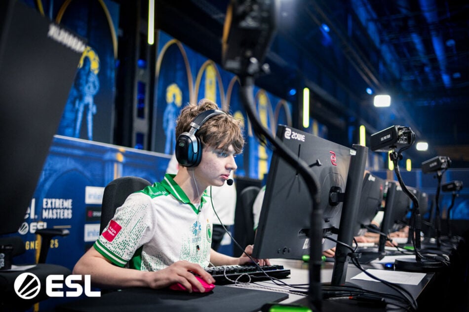 Kyousuke CS2 Pro Settings: Mouse, Crosshair, Viewmodel & More - Hotspawn